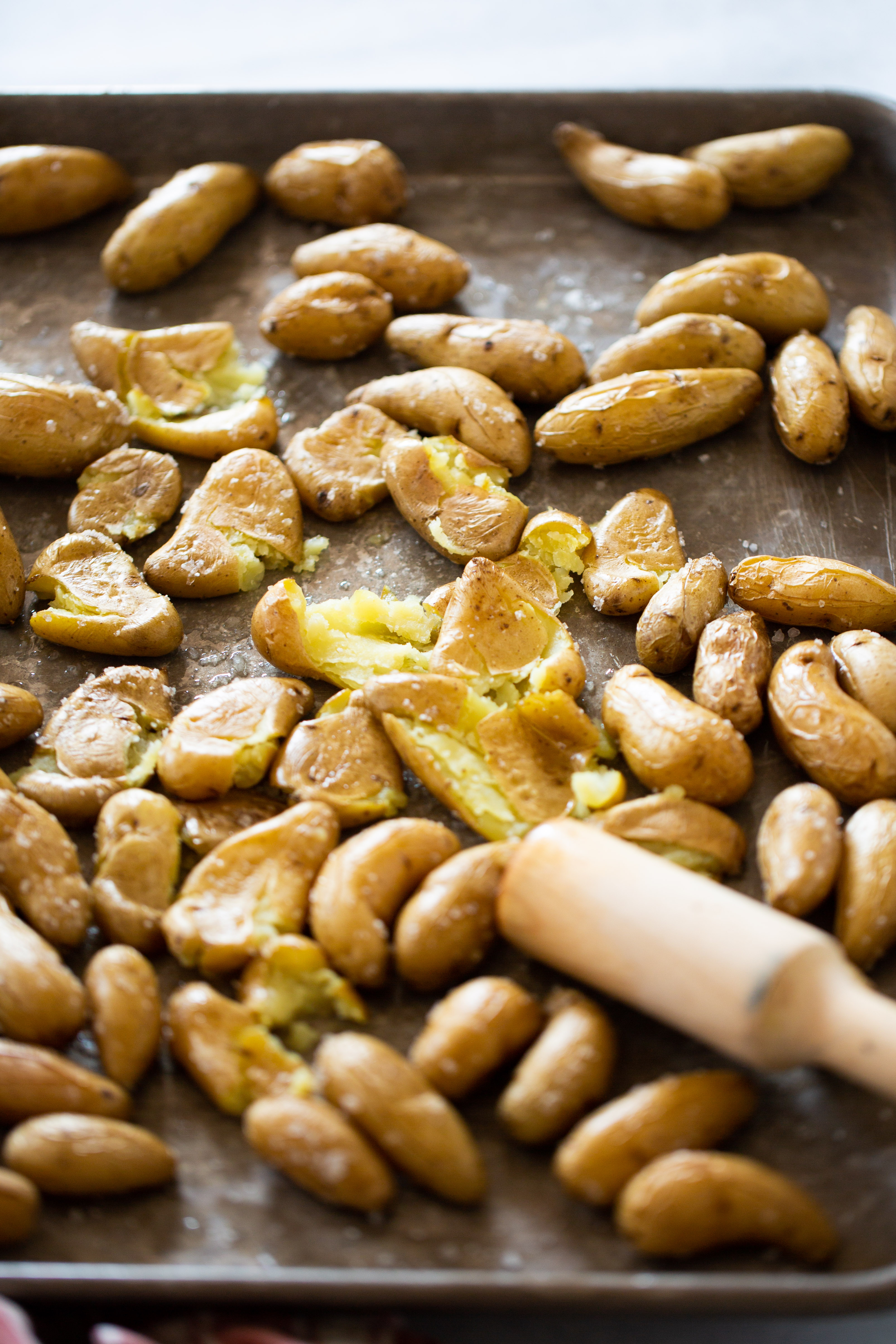 Botana perfecta de Papas Aplastadas con Kimchi Mayo