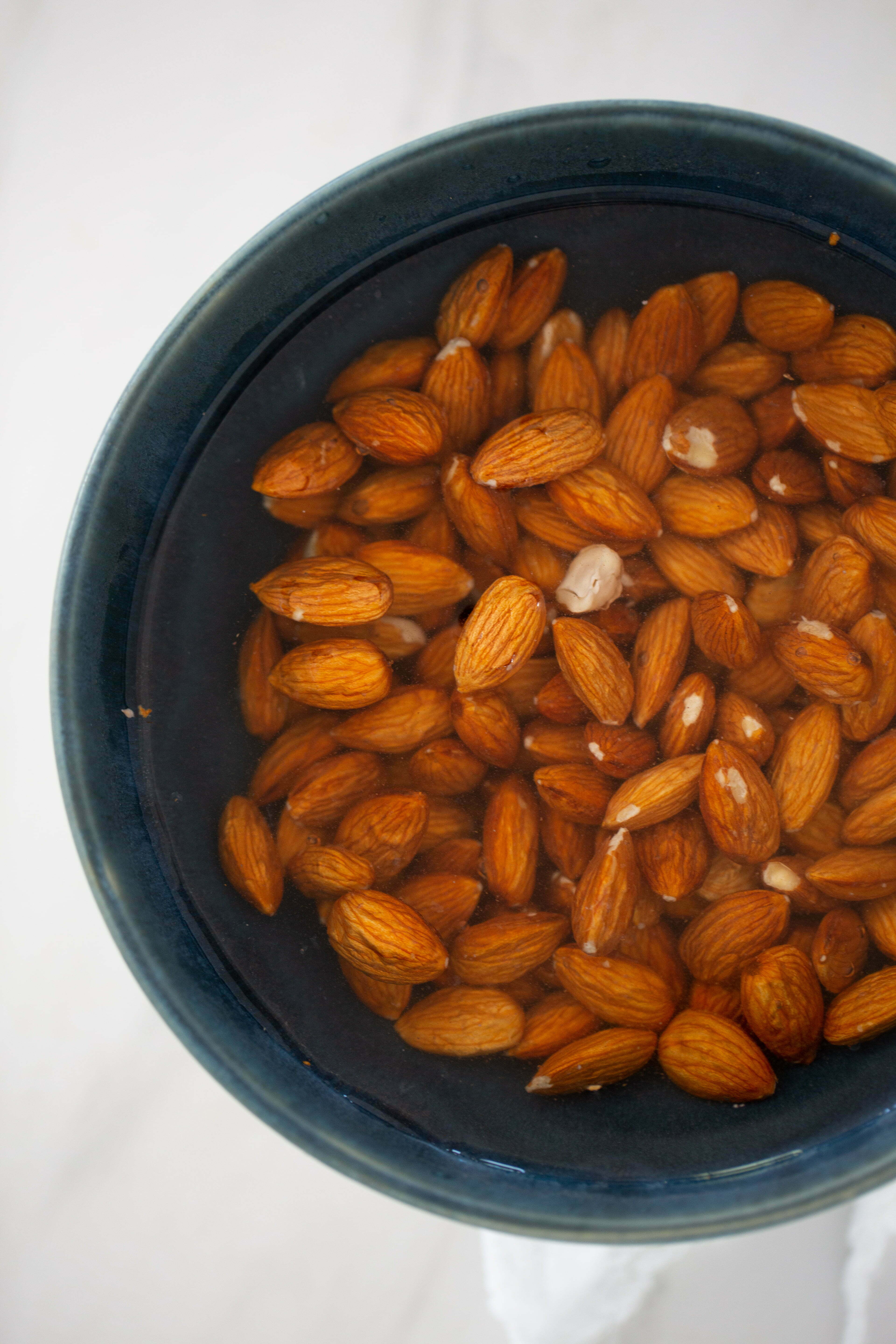 Homemade almond milk in 3 simple steps | Ale Cooks