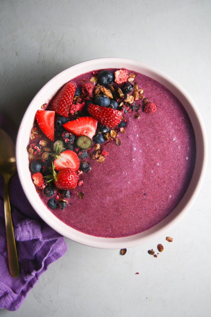 5-Minute Berry Smoothie Bowl Recipe | Quick & Healthy Breakfast